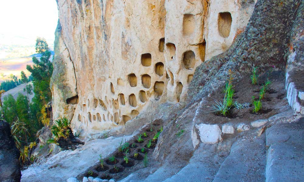 Complejo Arqueológico Allpas de Acobamba | Sacrificios | Chullos Travel ...